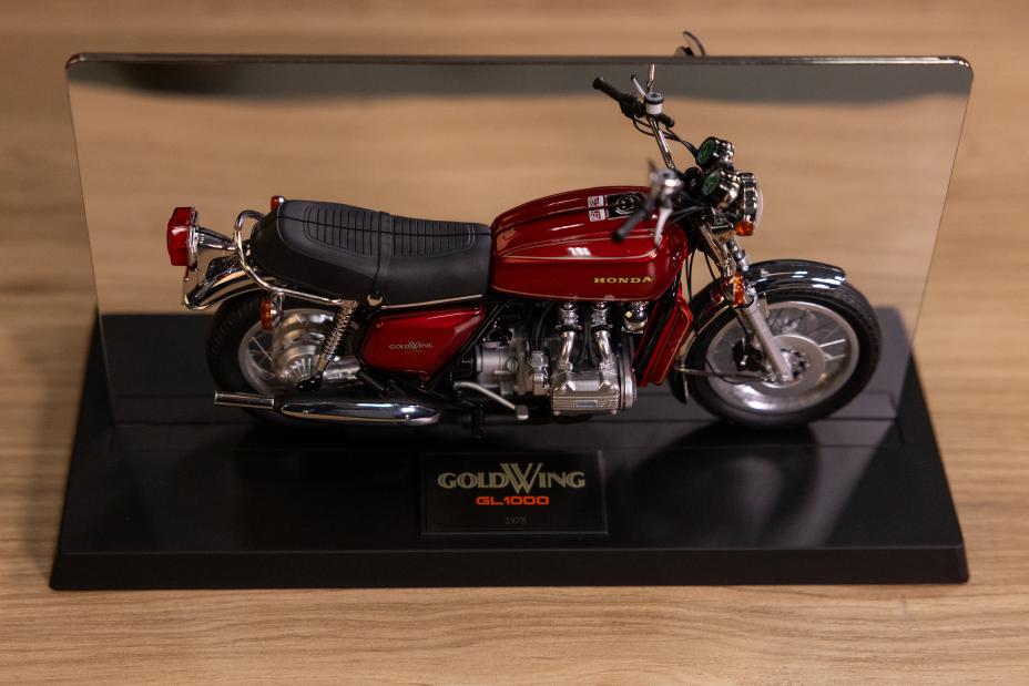 25 Honda Gold Wing Tabletop Model