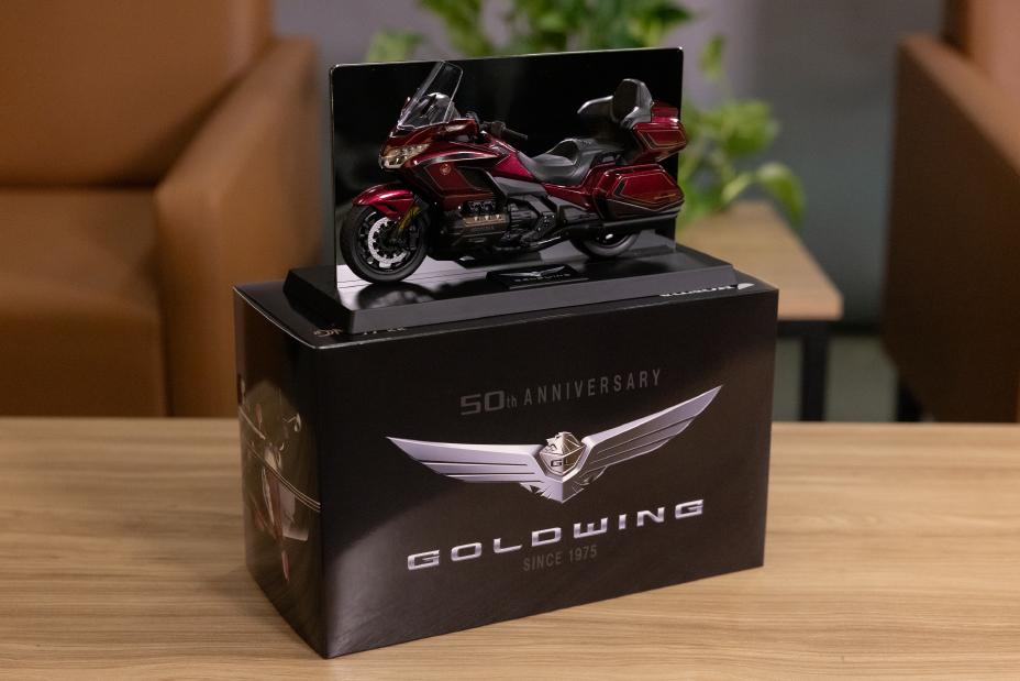 25 Honda Gold Wing Tabletop Model