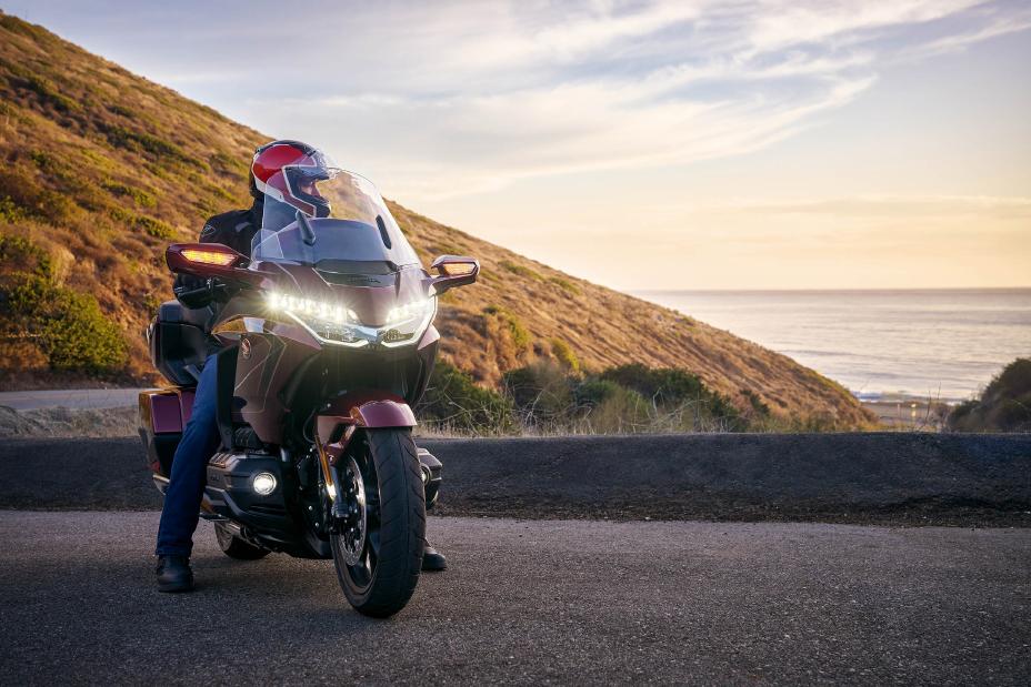 25 Honda Gold Wing Tour Bourdeaux Red Metallic Lifestyle